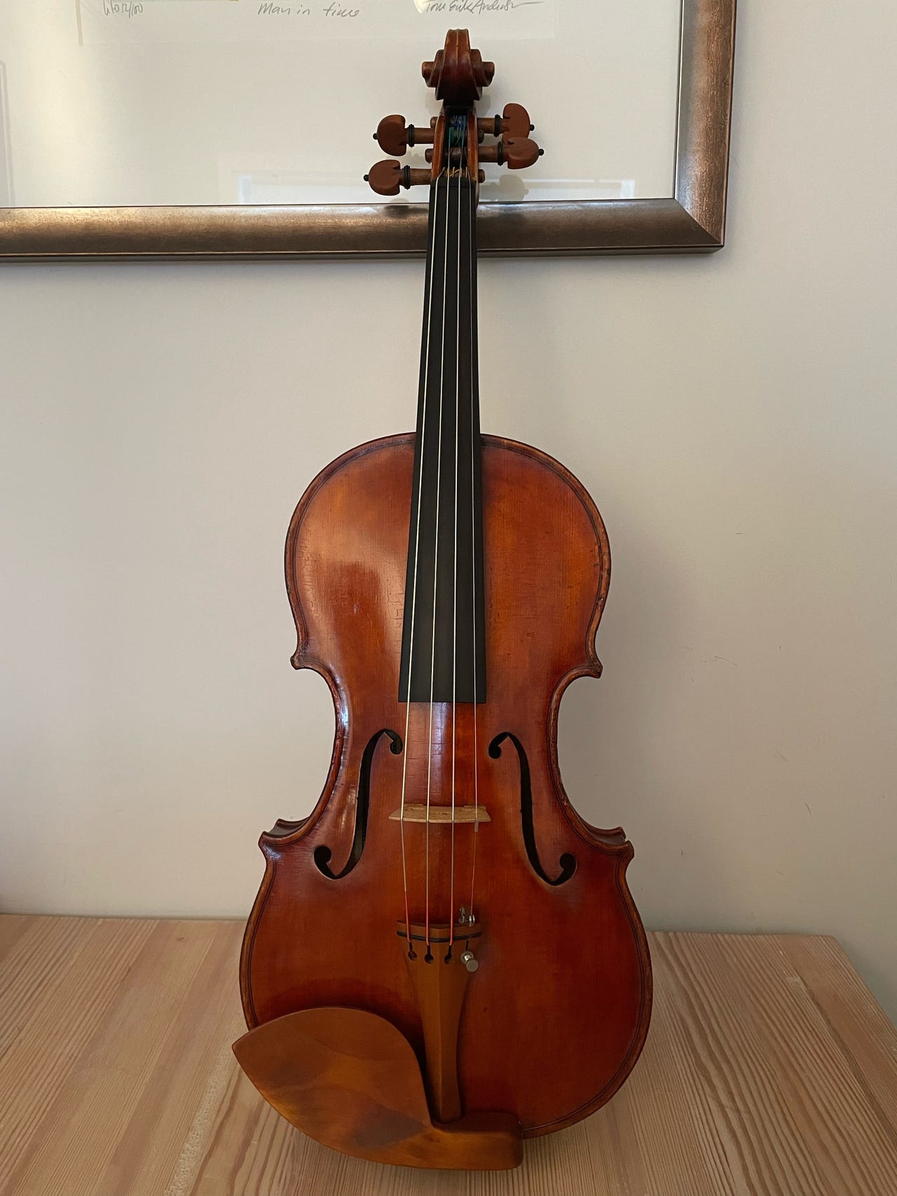 Flott og velklingende fiolin bygd av Olaf Hesle, nyrestaurert av Jørn ...