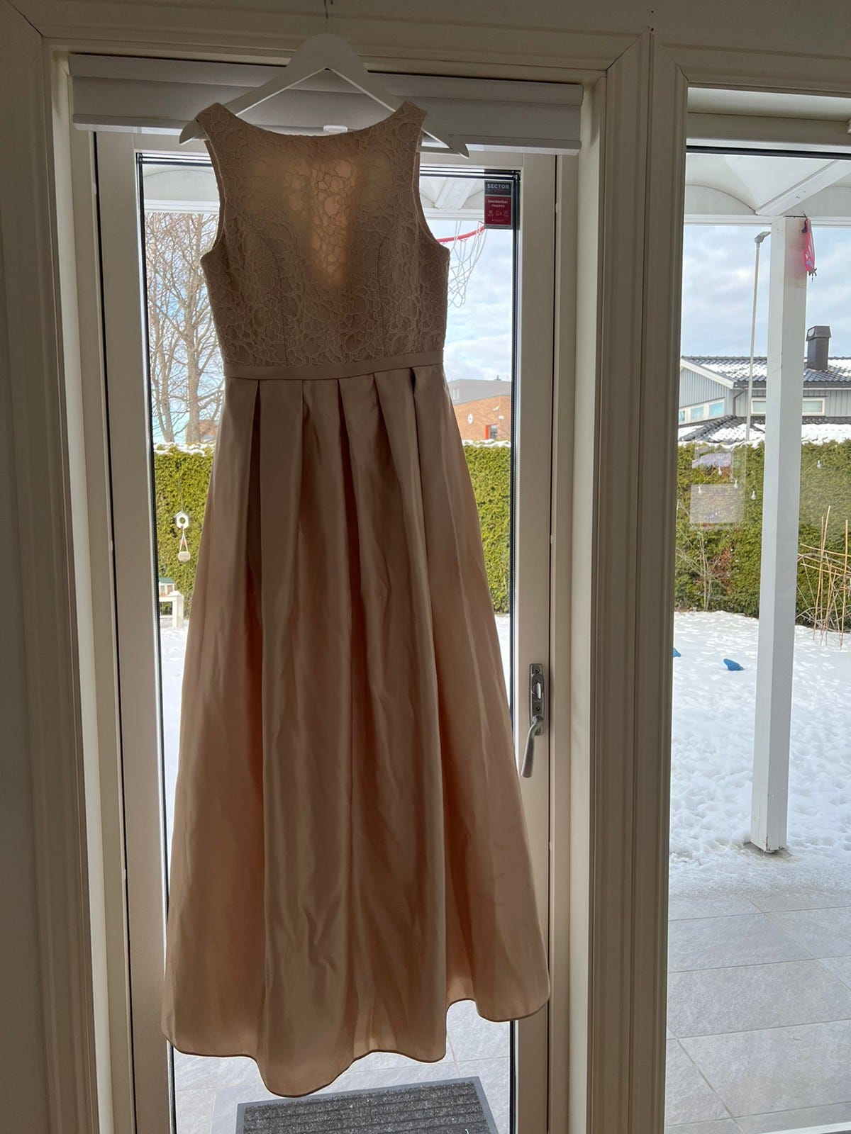 Nydelig lys beig bryllup/ fest kjole | FINN-torget