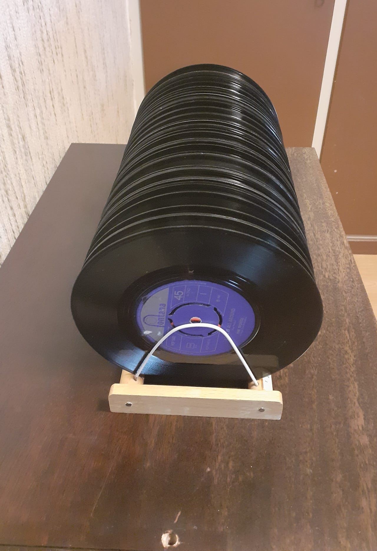 Retro stativ for vinyl-single med 50 stk singler | FINN torget