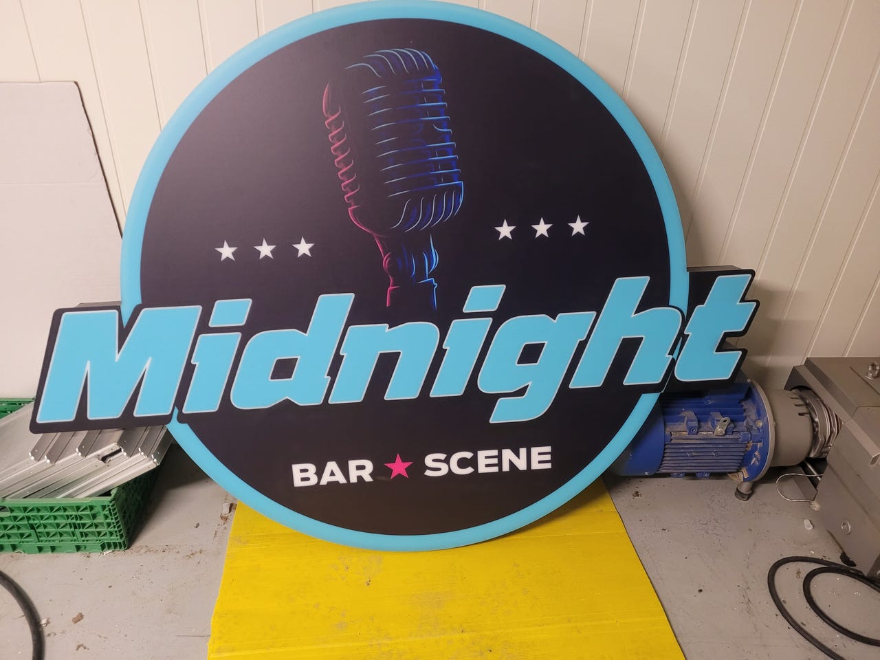 Stort Midnight Bar skilt. | FINN-torget