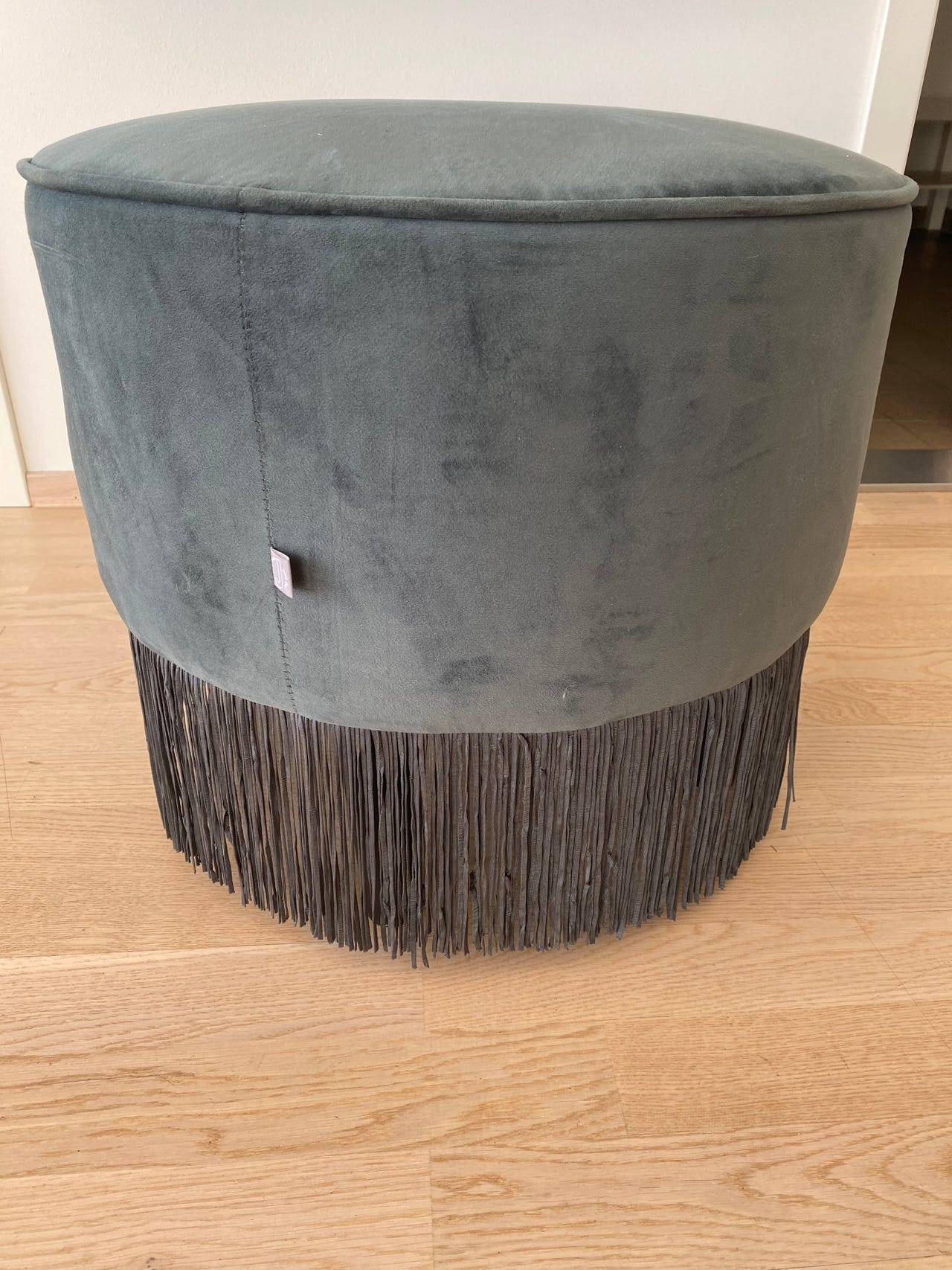 Grå puff med frynser | FINN torget