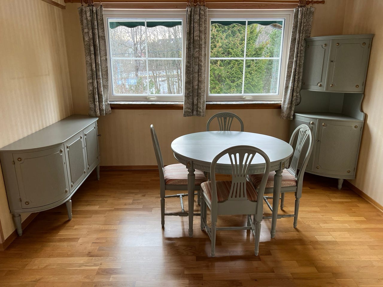 Gustaviansk spisestue med skjenk og hjørneskap | FINN torget