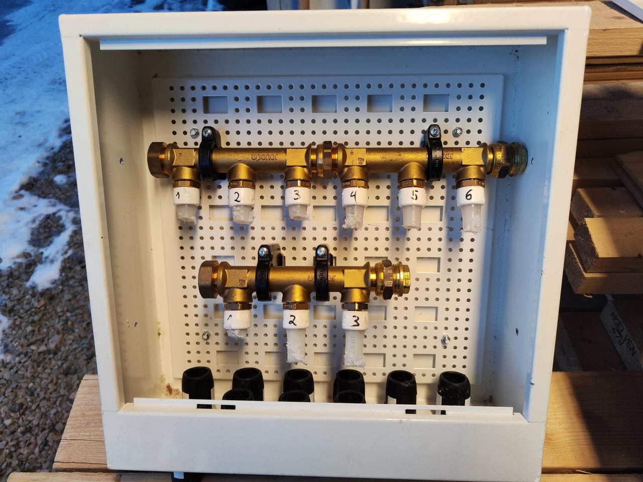 Uponor aqua plus fordelerskap a 350x350x118mm | FINN torget