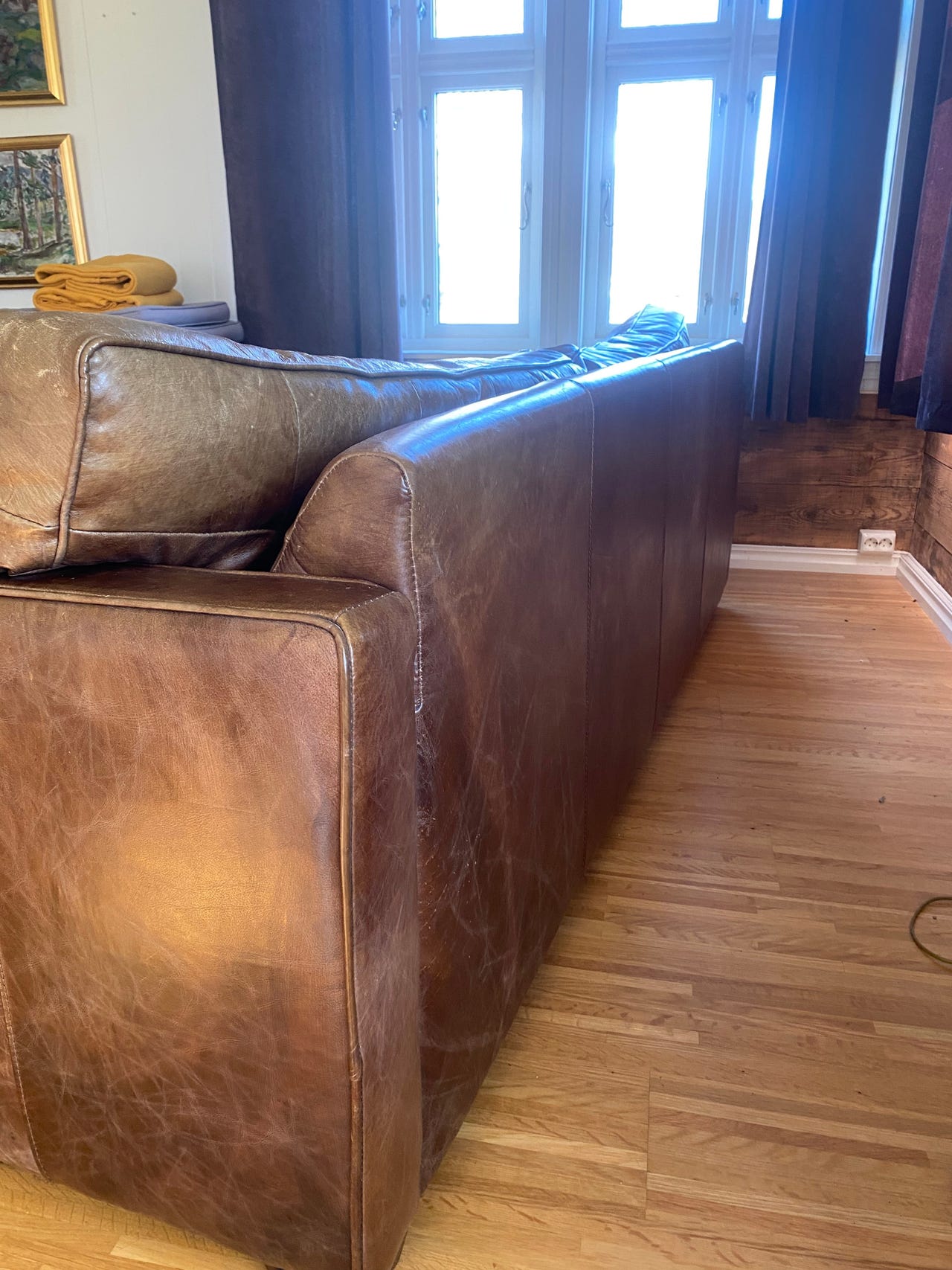 Brun skinnsofa til salgs, må hentes i Etne | FINN-torget