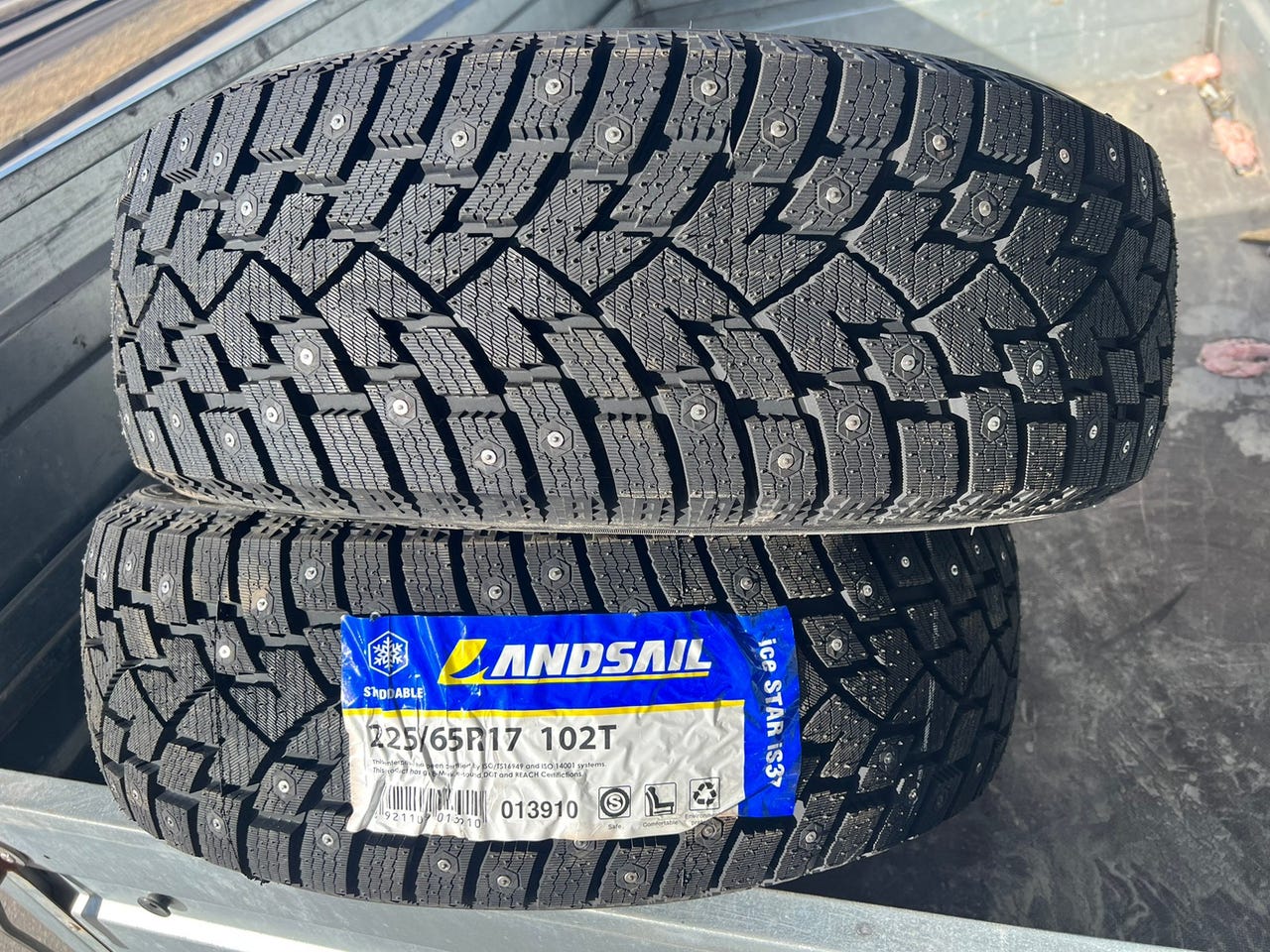 Vinterdekk med pigg 225/65/R17 | FINN torget