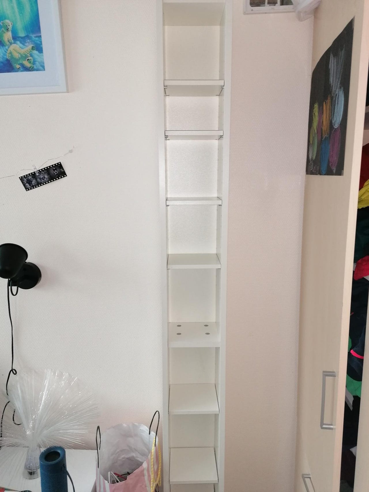 Smal reol gis vekk | FINN torget