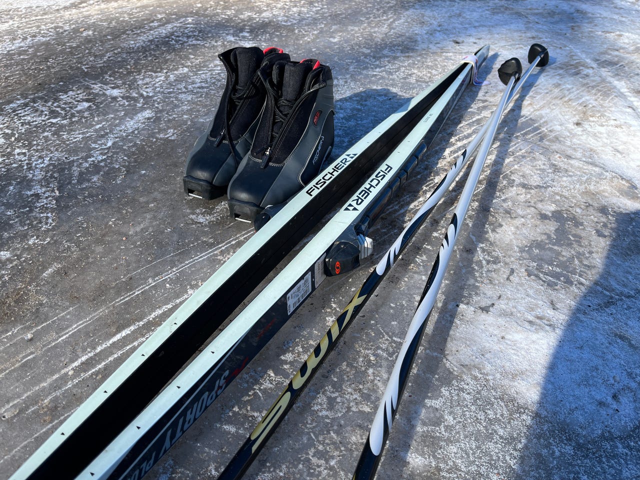 Fullt sett med ski, staver og støvler | FINN-torget