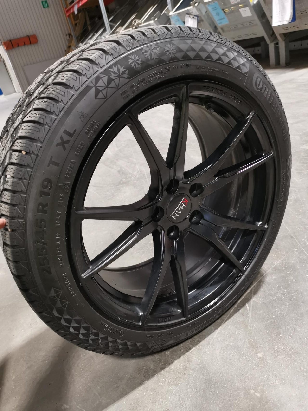 Tesla model Y/ Khan SF06 og Continental VikingContact 7 255/45R19 og ...