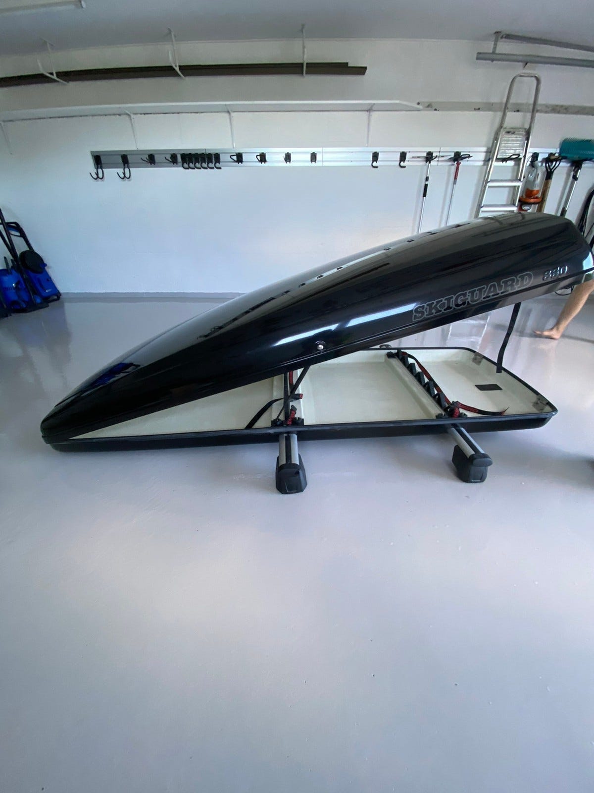 Skiboks Skiguard 850 med takstativ | FINN torget