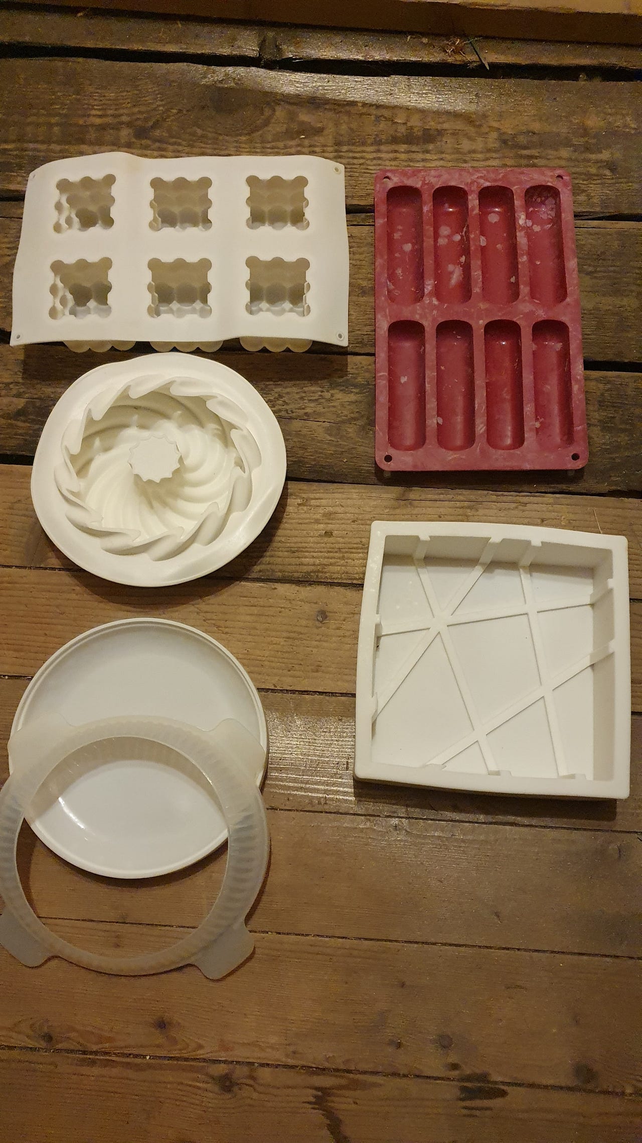 Diverse kakeformer i silikon gis bort. | FINN torget