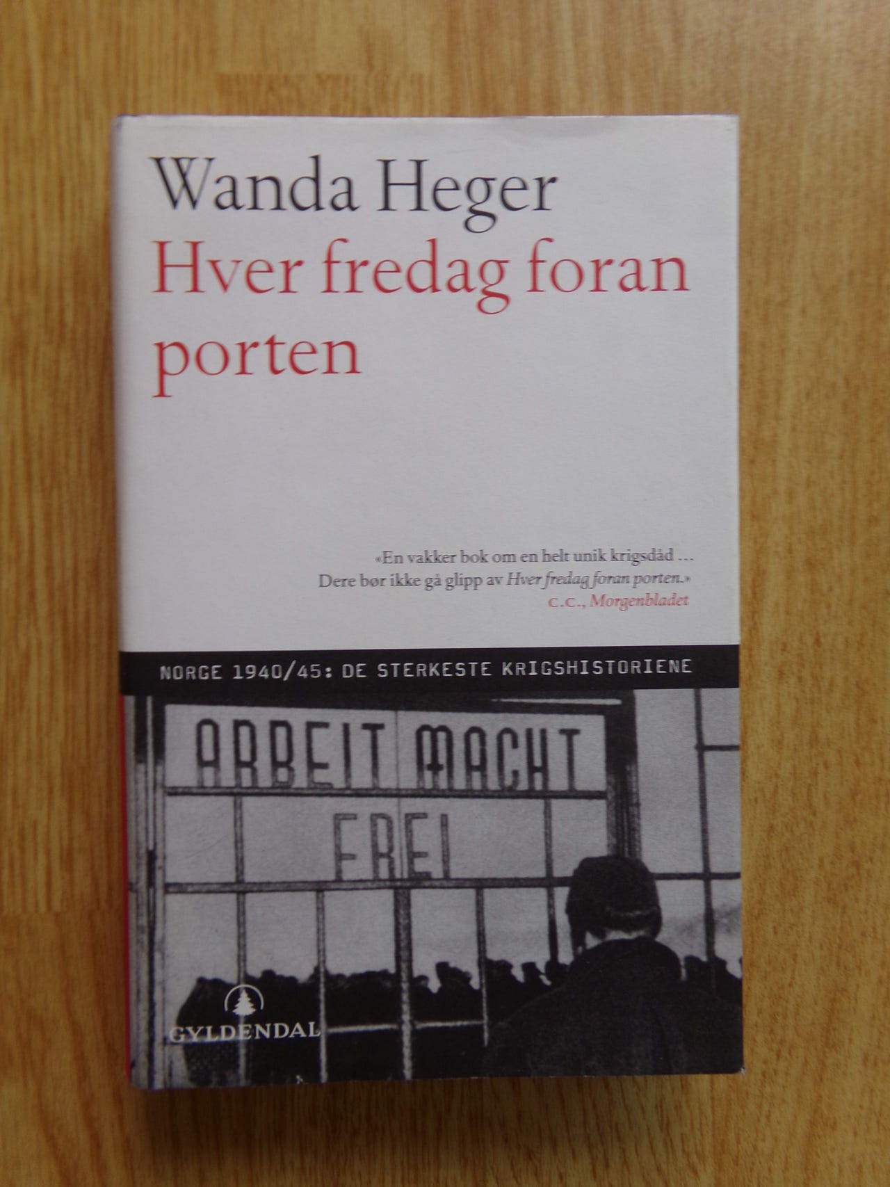 Hver fredag foran porten - Wanda Heger | FINN torget