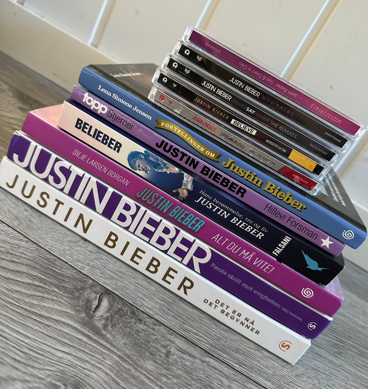 Samling av Justin Bieber bøker og cd’er + DVD | FINN-torget