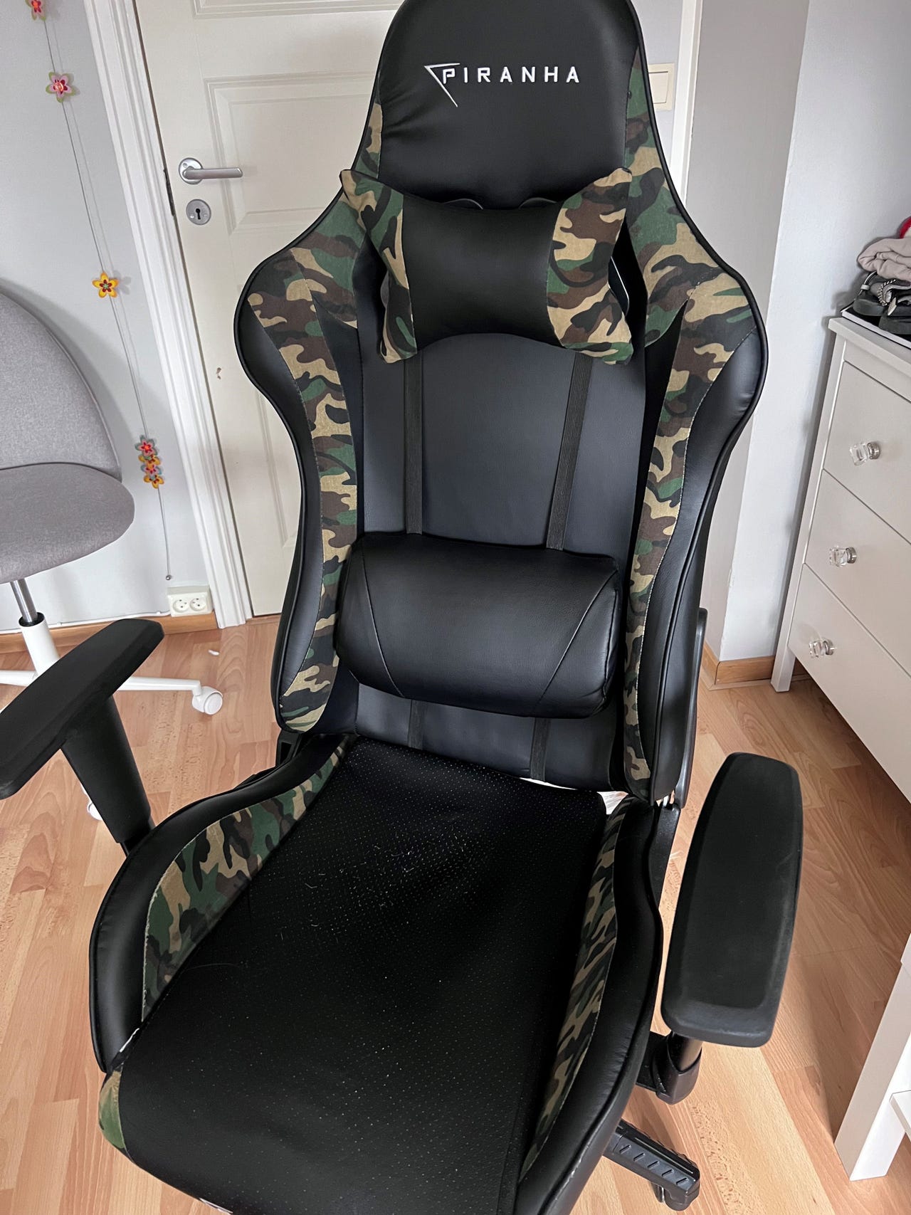 Piranha Bite Gamingstol | FINN torget