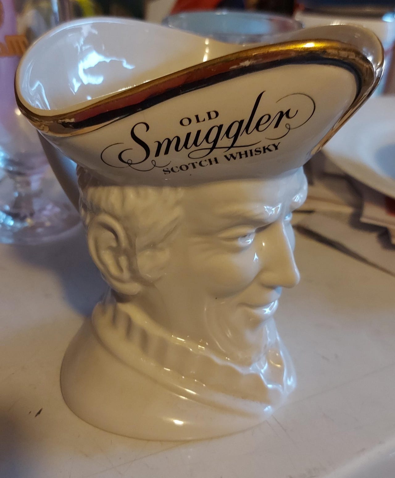 Vintage hvit Royal Norfolk Old Smuggler Scotch Whisky mugge. | FINN-torget