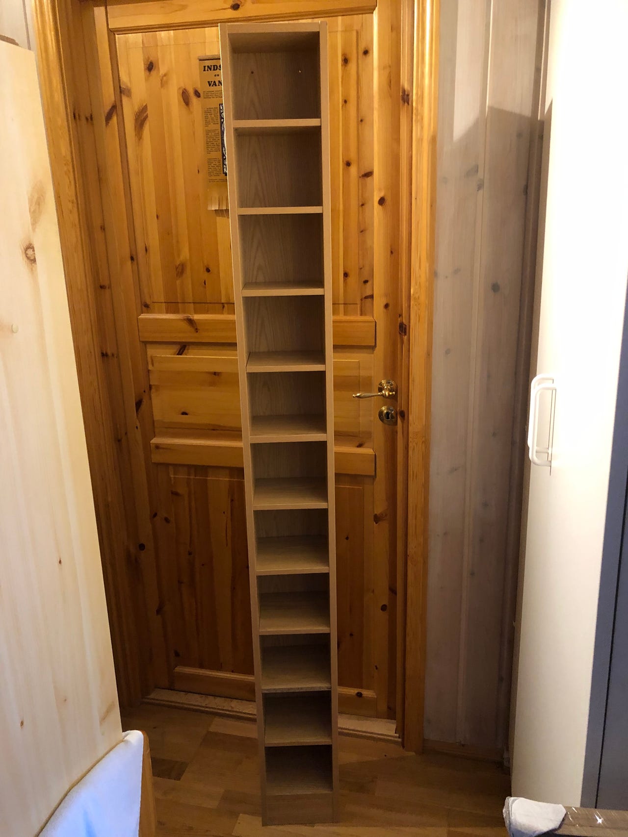 Pent brukt eikfarget CD-reol selges | FINN torget