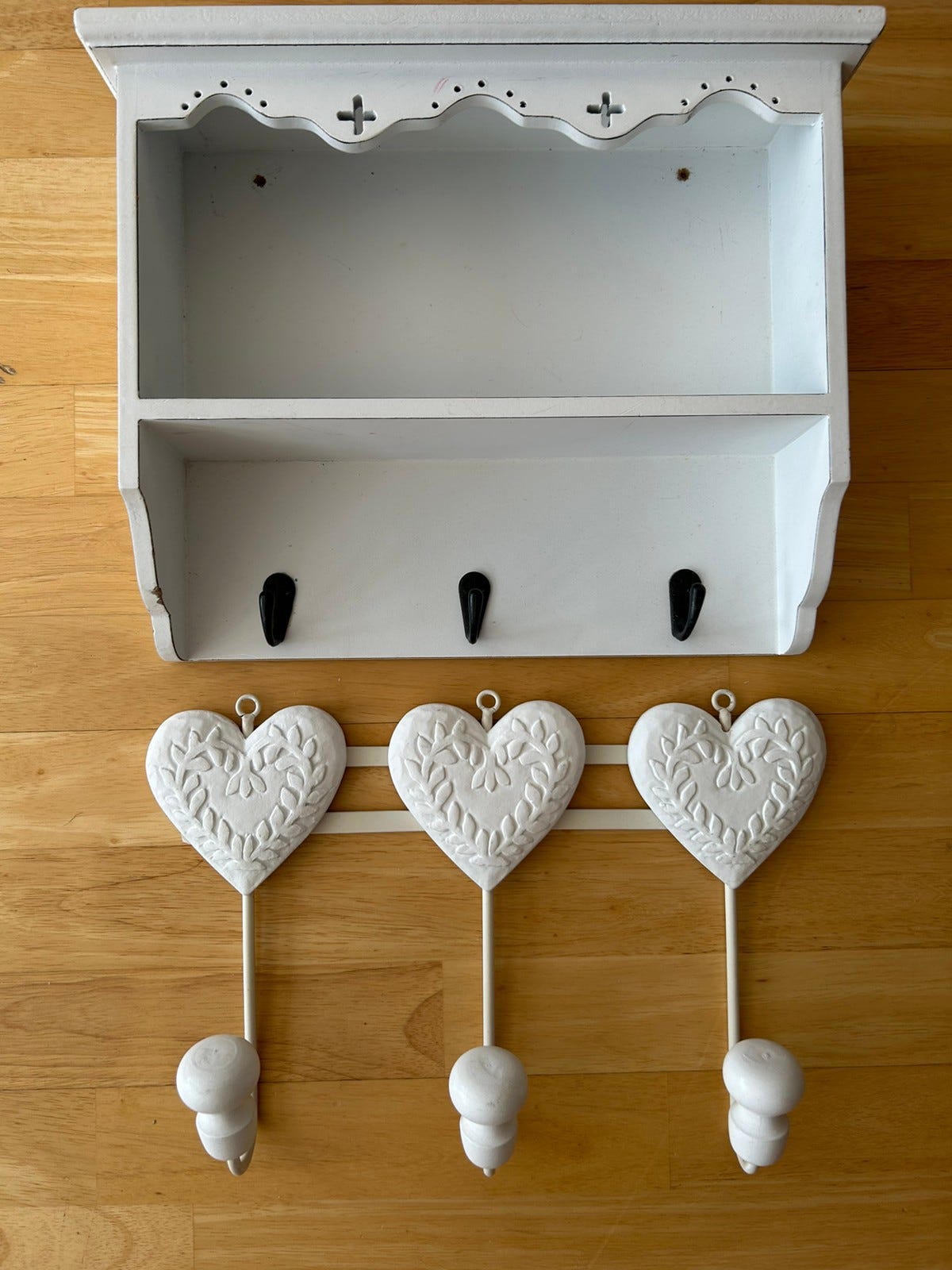 Hylle og knaggrekke i hvitmalt tre | FINN torget