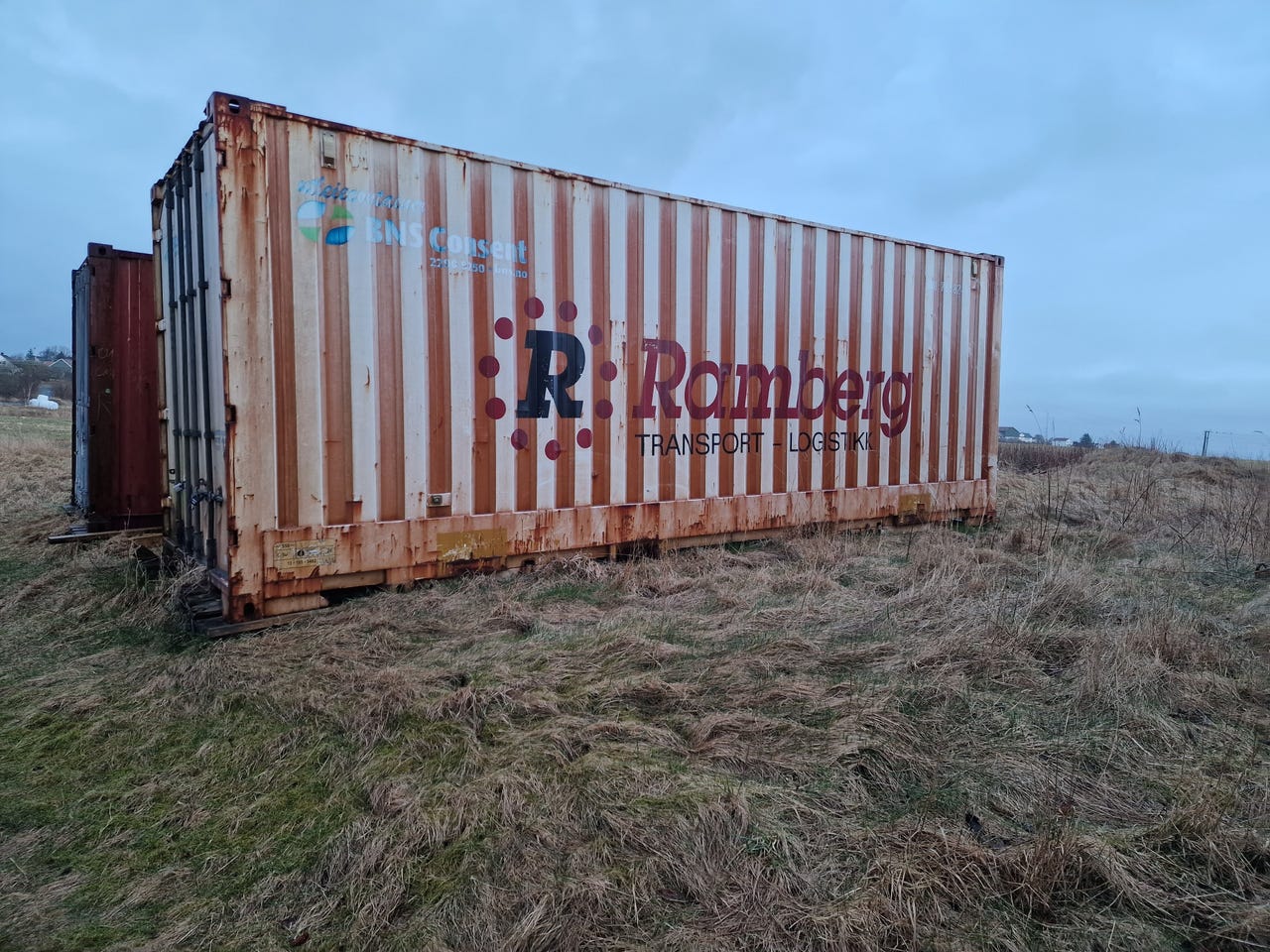 Container 25 ft med åpning i enden og side åpning | FINN-torget