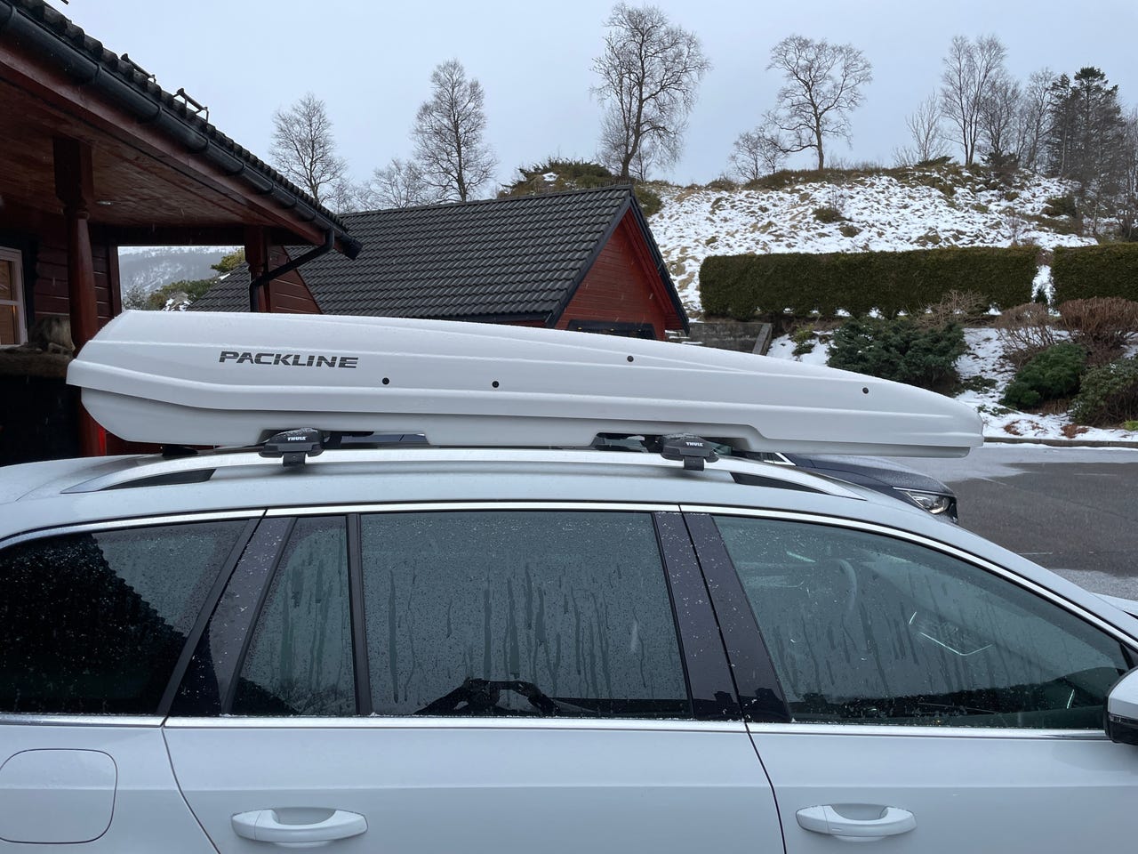 Packline Elegance skiboks med Thule wingbar edge lasteholdere | FINN-torget