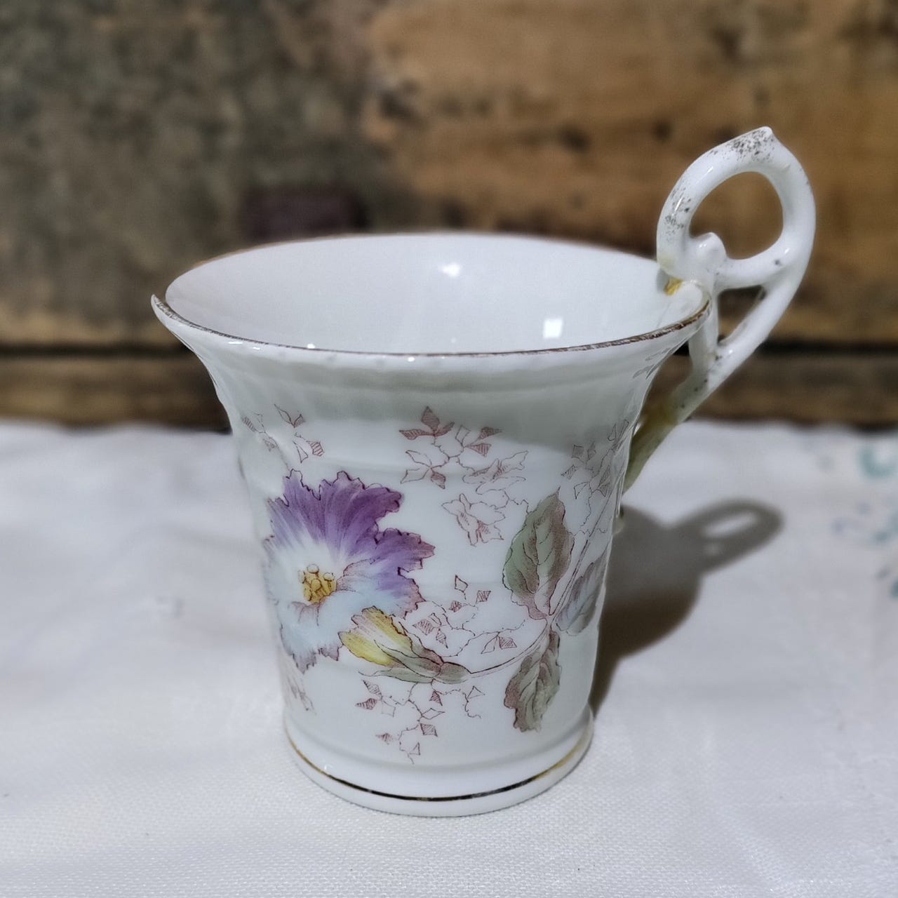 Vakker antikk kopp, skadet | FINN-torget