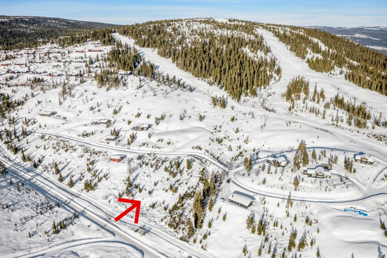 Stor og solrik hyttetomt på ca. 3 275m² med fin utsikt. Rett ved ...