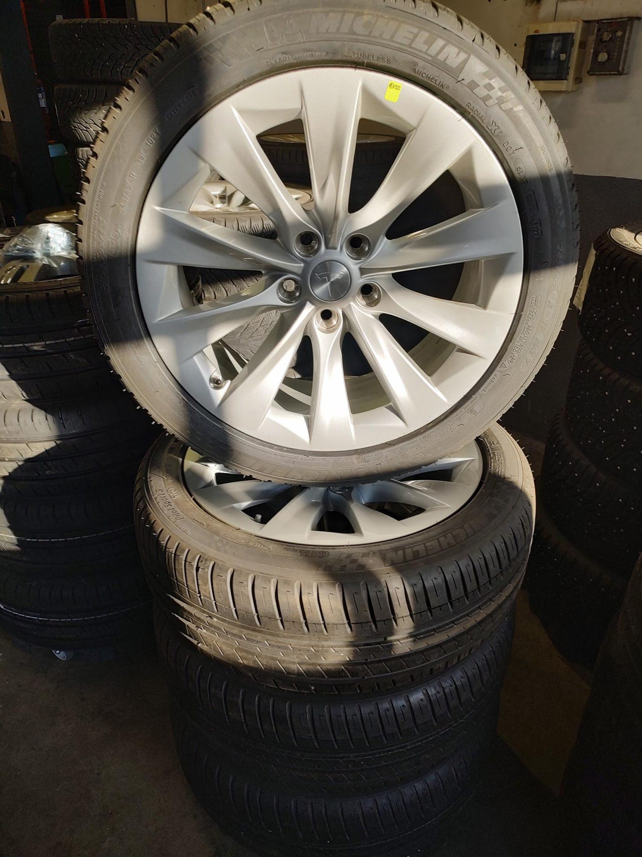 LAGERRYDDING! AVMONTERTE/DEMOKJØRTE TESLA ORIGINAL FELGER OG KOMPLETTE ...