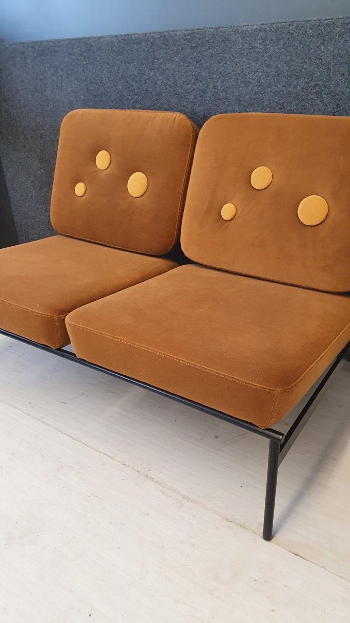 Utstillingsmodell av Dapple 2 seter sofa. | FINN-torget