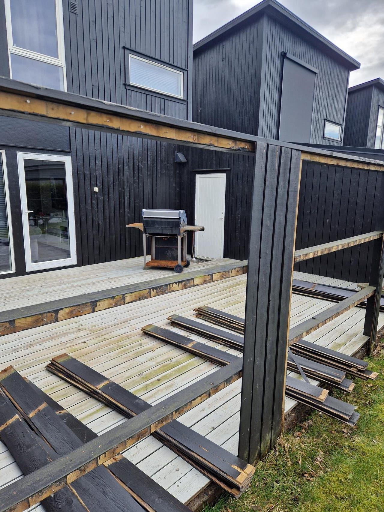 Terrasse med gjerde gis bort | FINN-torget