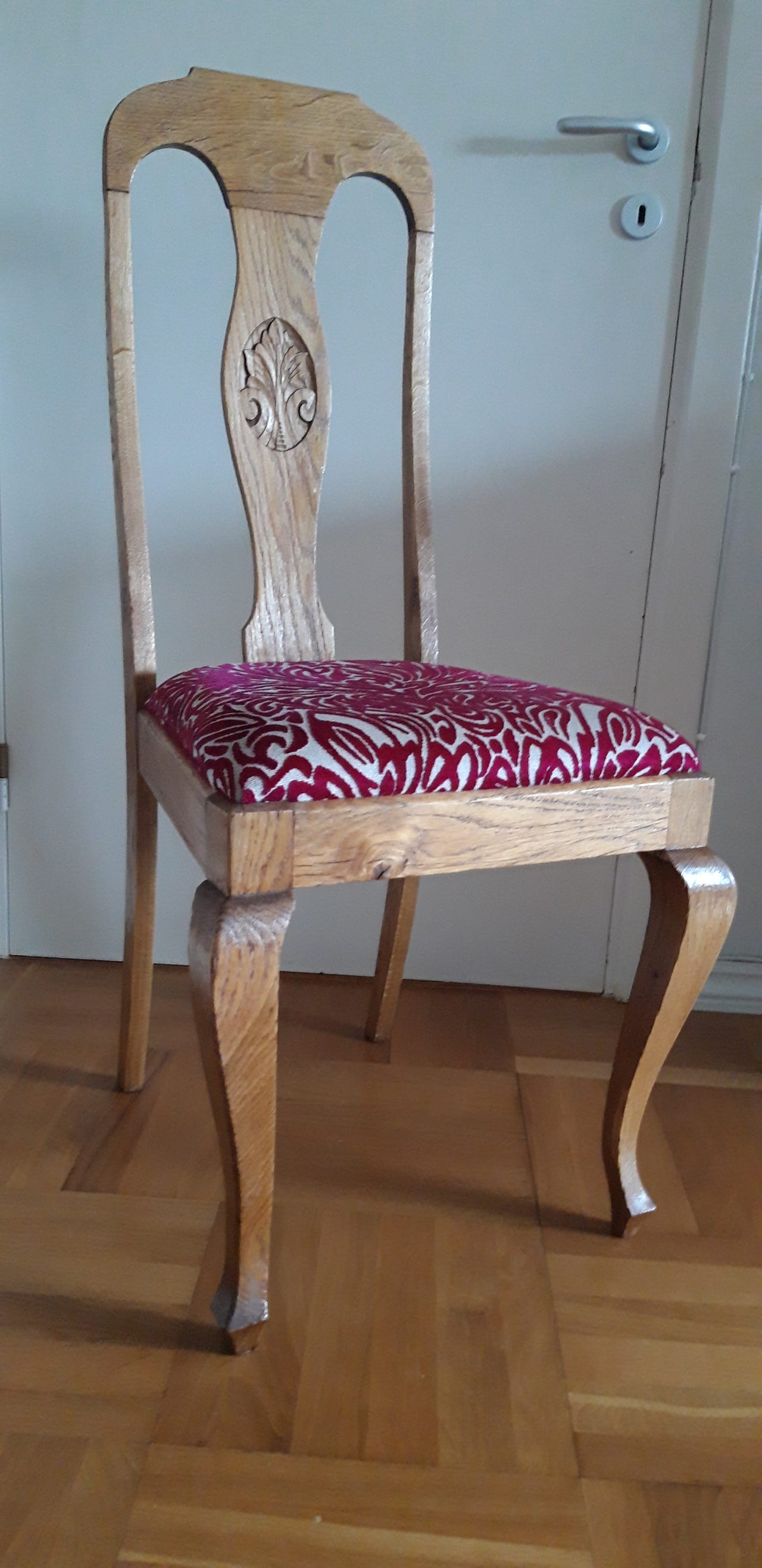 Håndlaget trestol i klassisk bondestil fra 1800-tallet | FINN torget