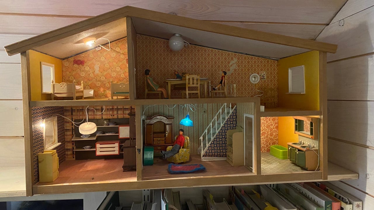 Dukkehus fra 70-tallet med møbler, lys og rekvisita | FINN-torget