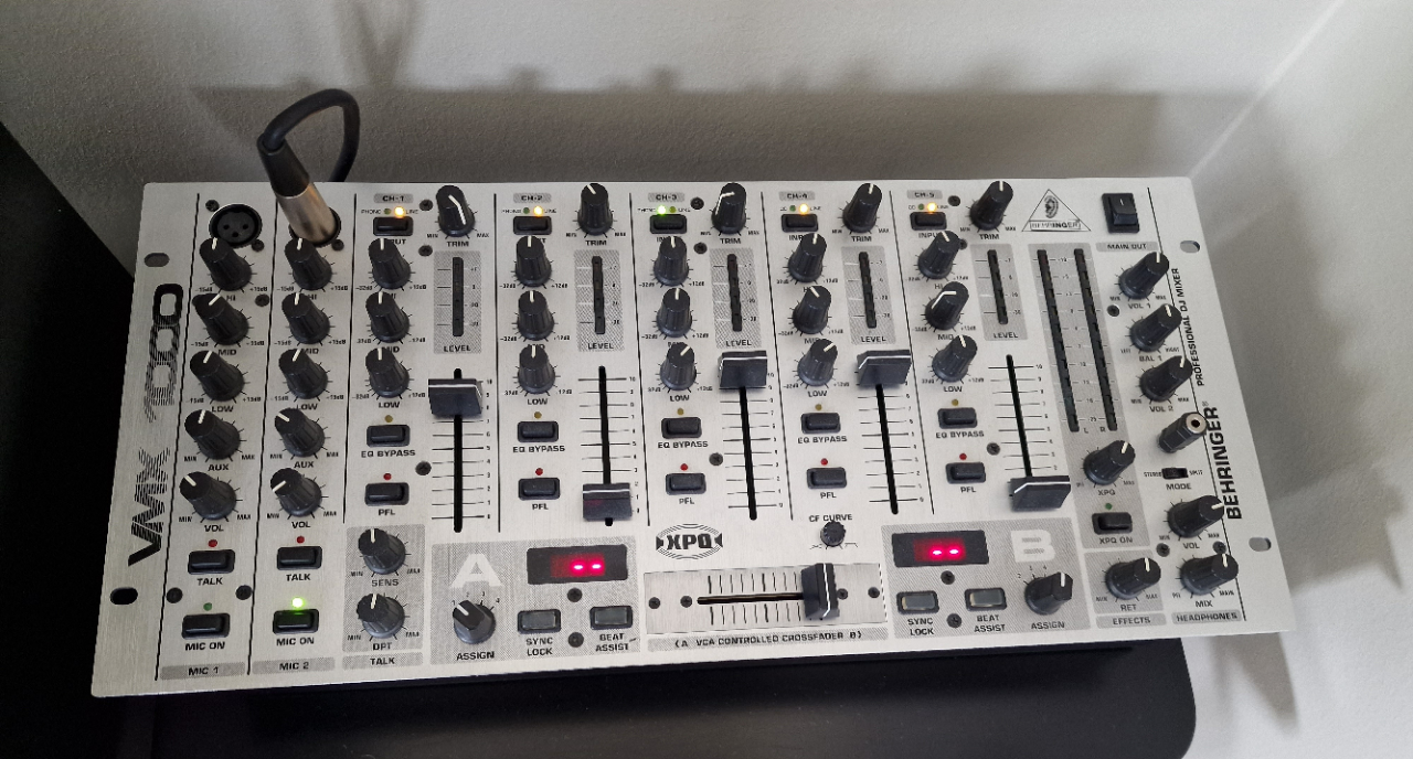 Behringer VMX1000 7-Channel Rack-Mount DJ Mixer | FINN torget