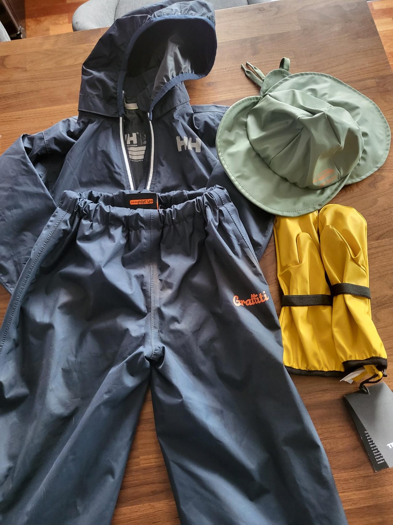 Regnsett med regnbukse, regnjakke, regnvotter og regnhatt | FINN torget