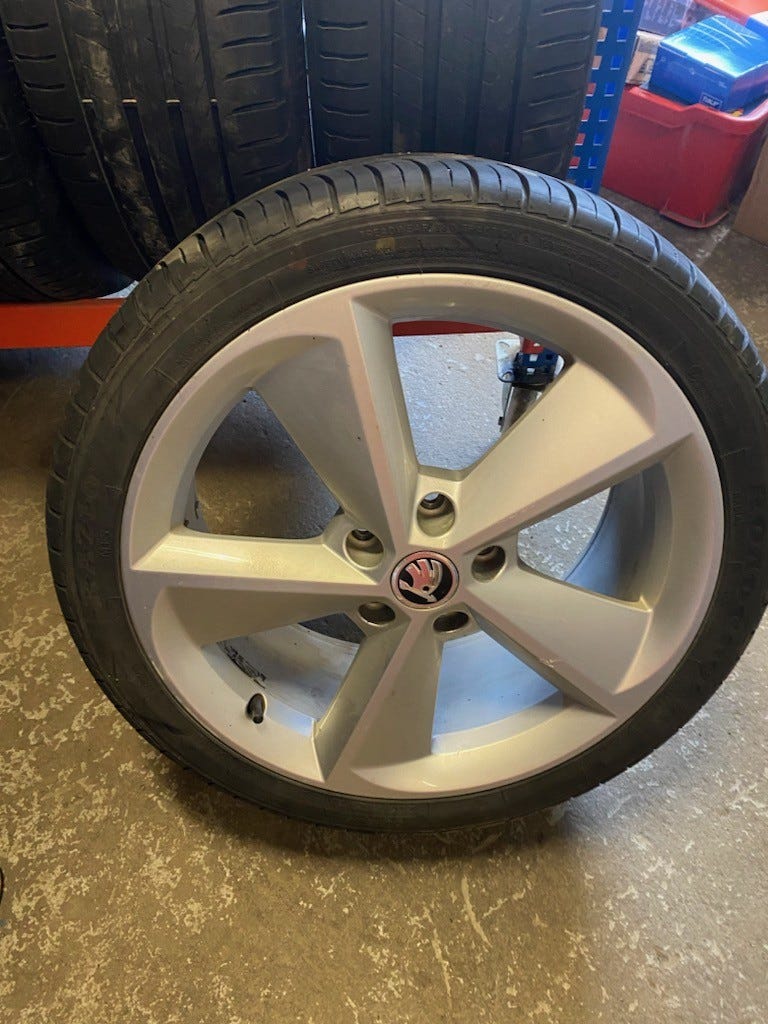 Originale 18’’ Skodafelger med gode dekk | FINN torget