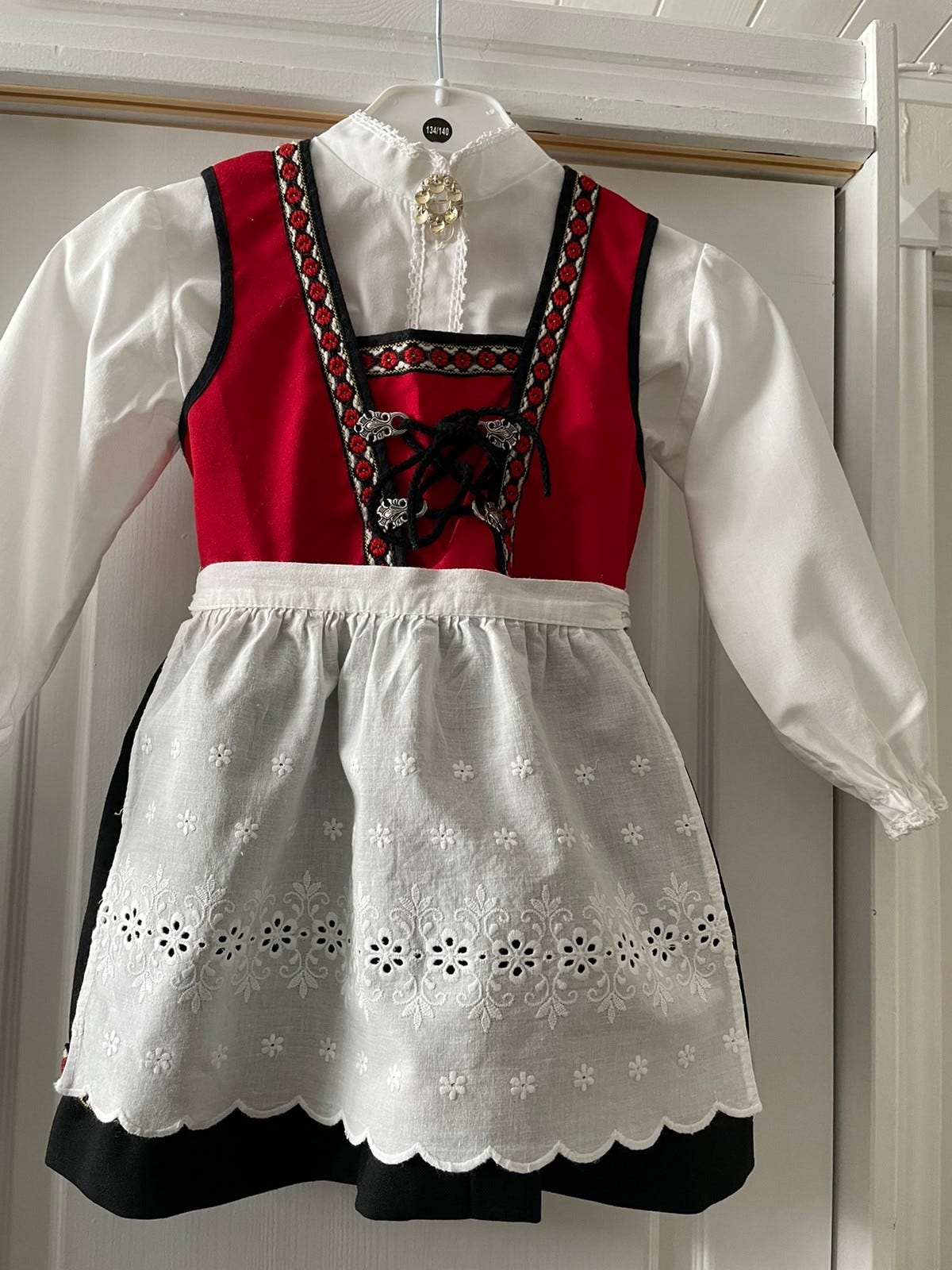 Barnebunad/festdrakt str 2 år | FINN torget