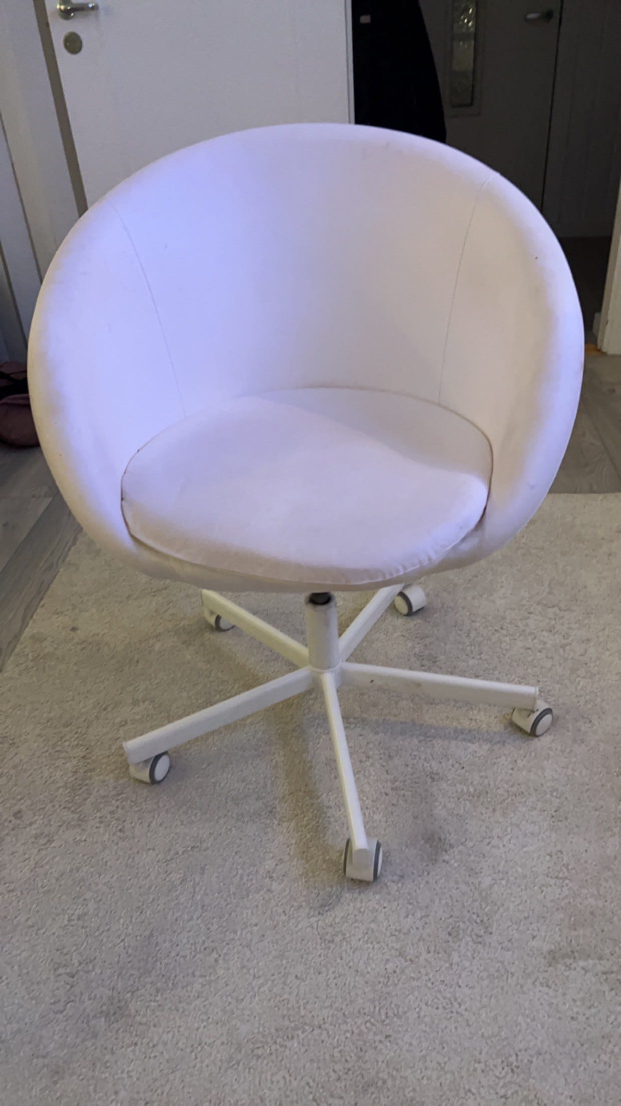 Fin hvit sminke stol med noe merker selges billig | FINN torget