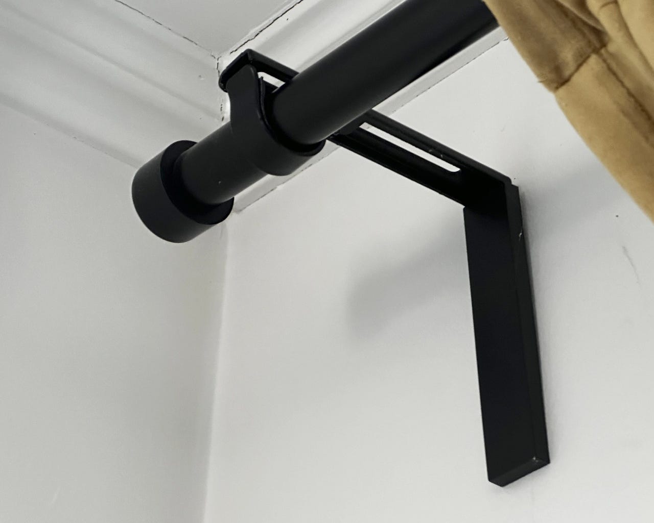 Hugad sort gardinstang fra IKEA (210-385 cm), RAFFIG Endeknotter ...