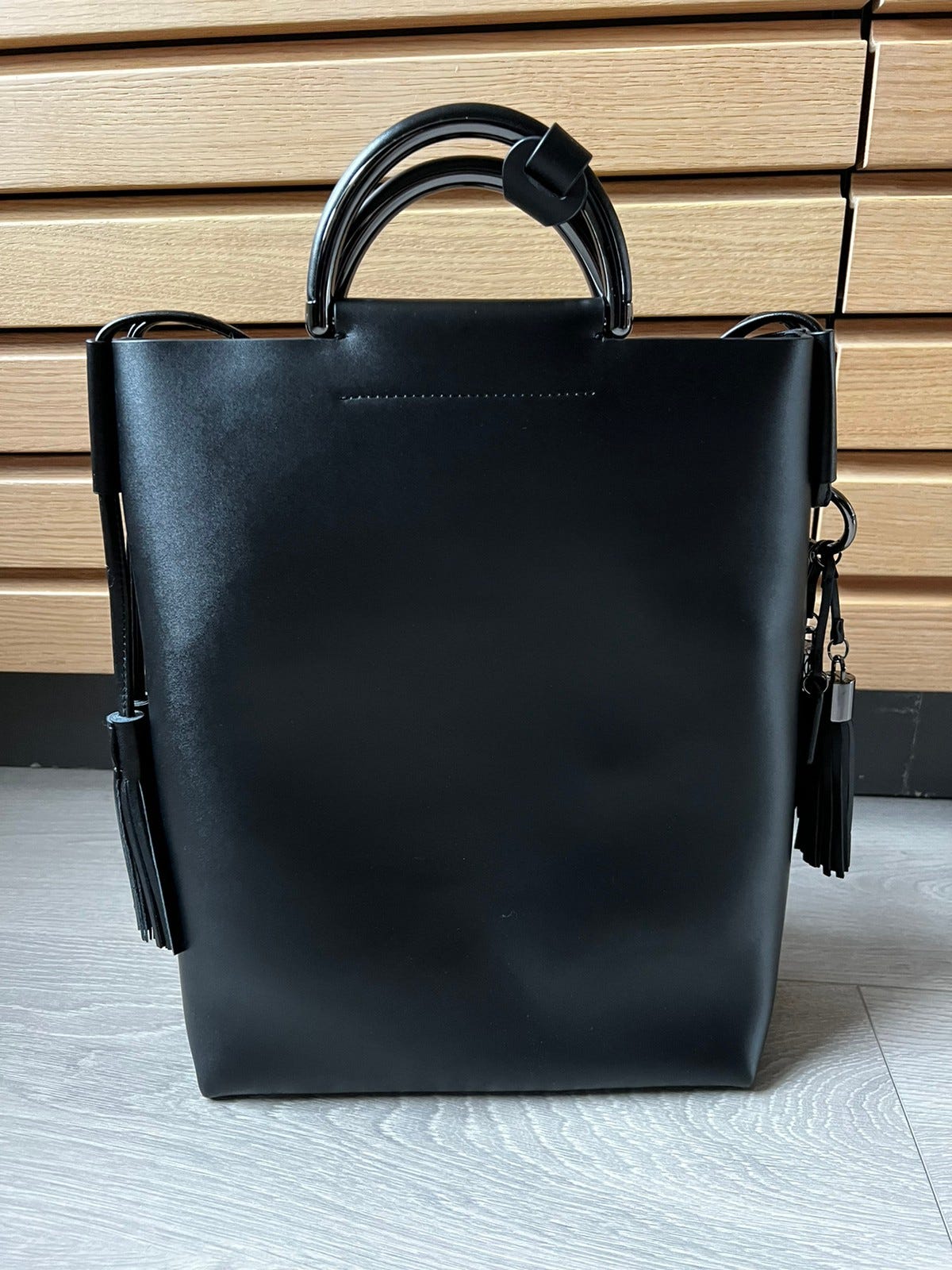 DARK svart tote veske med skulderstropp og svart innerveske skinn ...