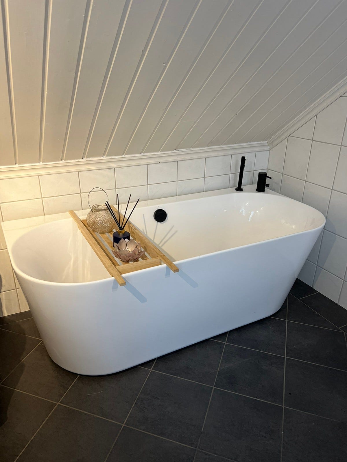 Strømberg badekar med karkantarmatur i matt sort | FINN torget