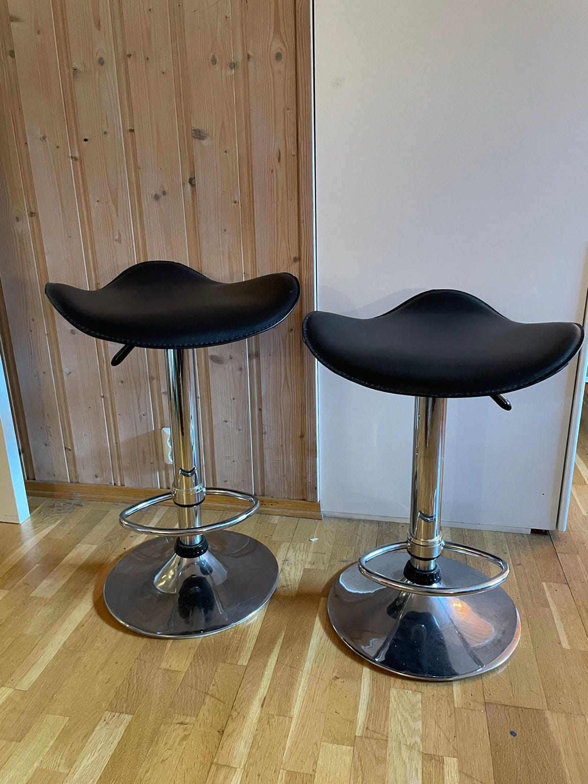 2 stk sorte barstoler | FINN torget
