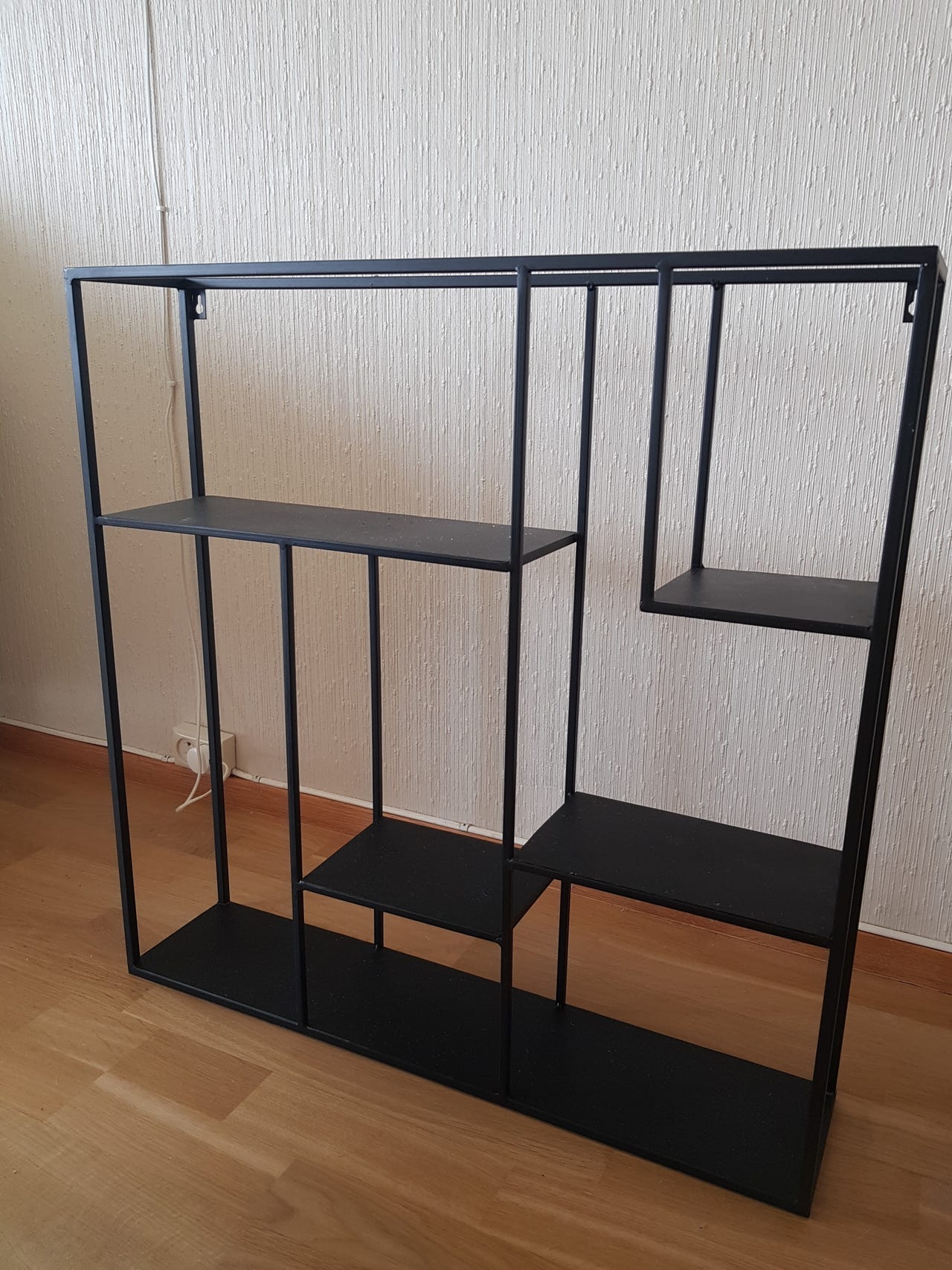 Vegghylle i sort metall | FINN torget