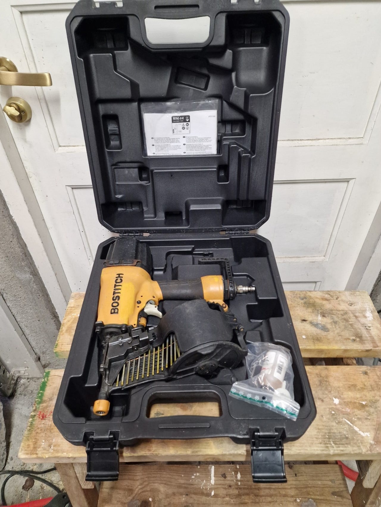 Spikerpistol Bostitch N75C-2E - coilmaskin for 40-75mm spiker selges ...