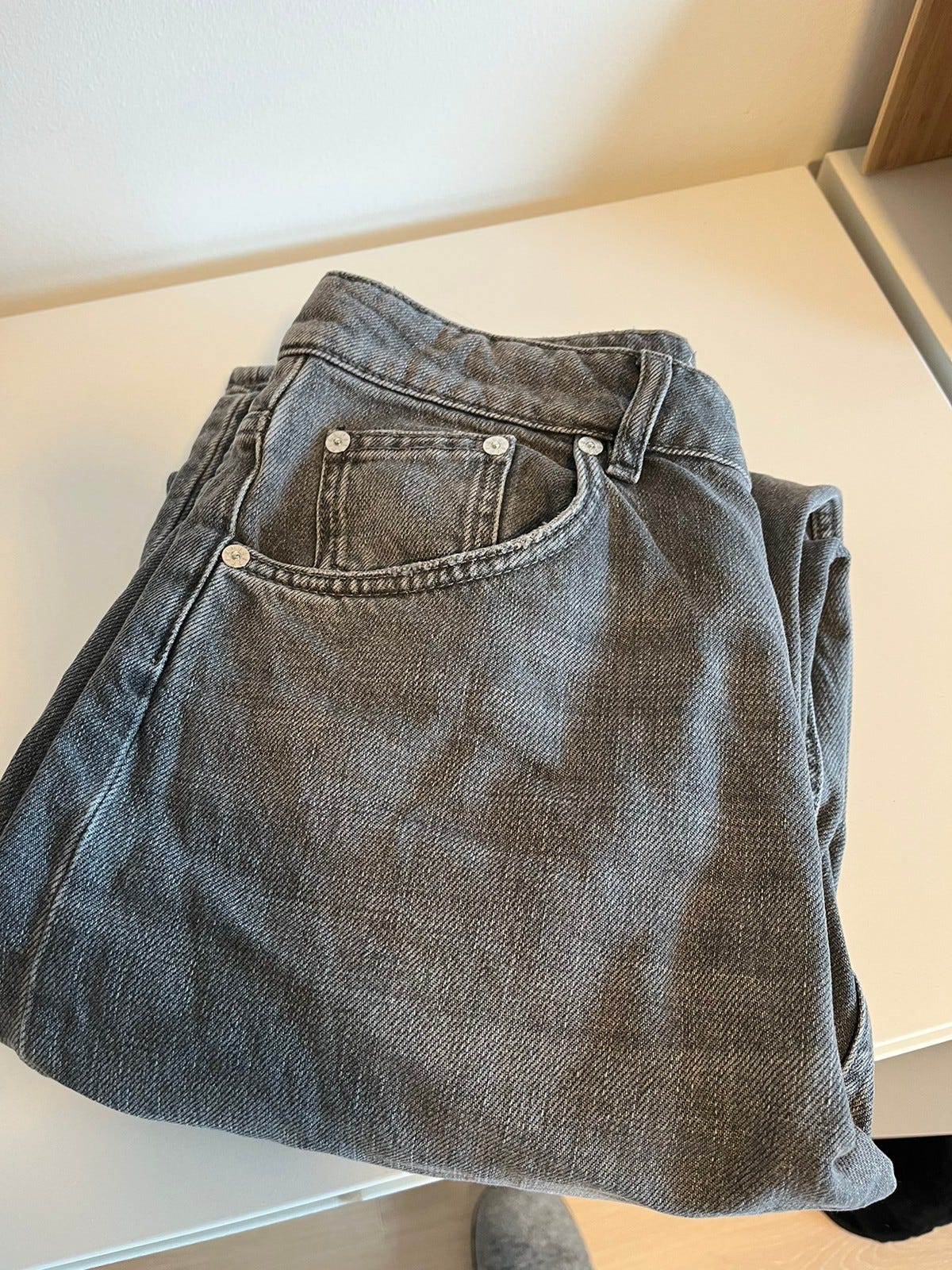 Filippa K ‘Kay Jean’ - jeans i kul gråfarge i str.30 selges til 500 ...