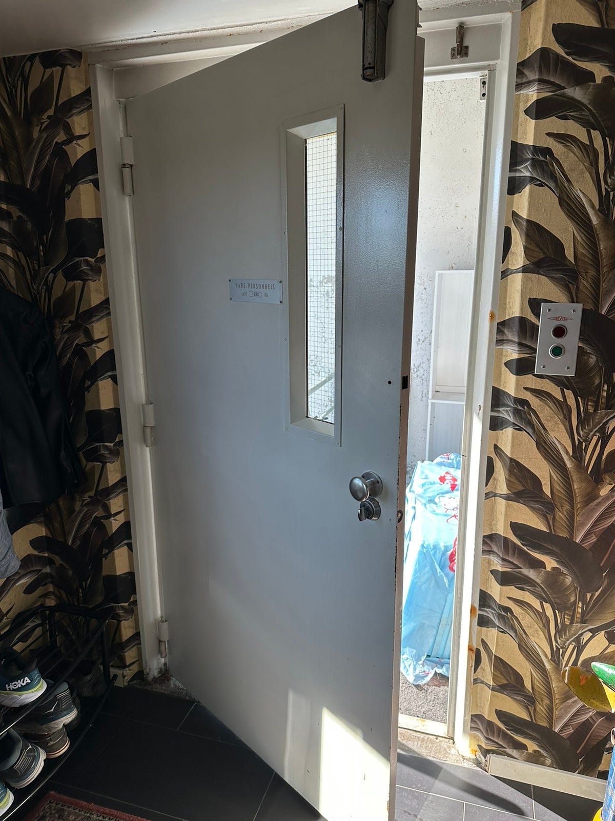 Gammel heis dør gis bort mot henting. | FINN torget