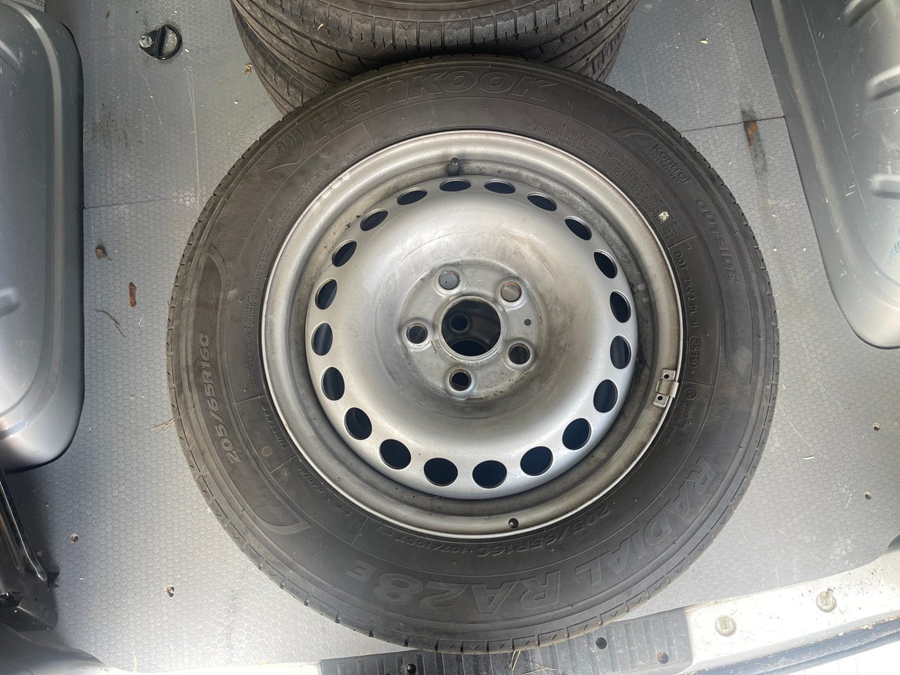 VW transporter / caravelle / multivan. 205/65R16C, 107/105T | FINN-torget