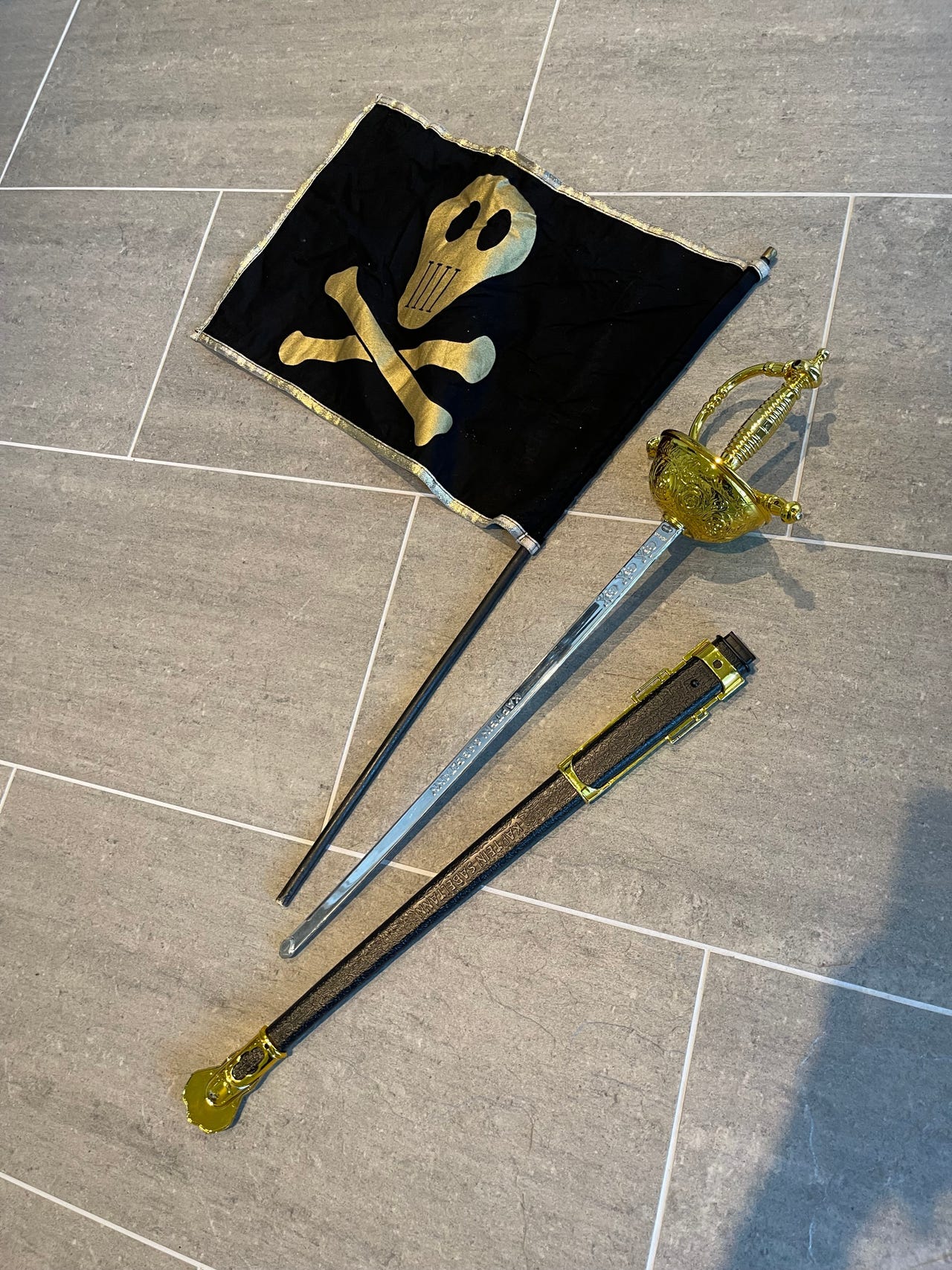 Sabeltann sjørøver flagg og sverd | FINN-torget