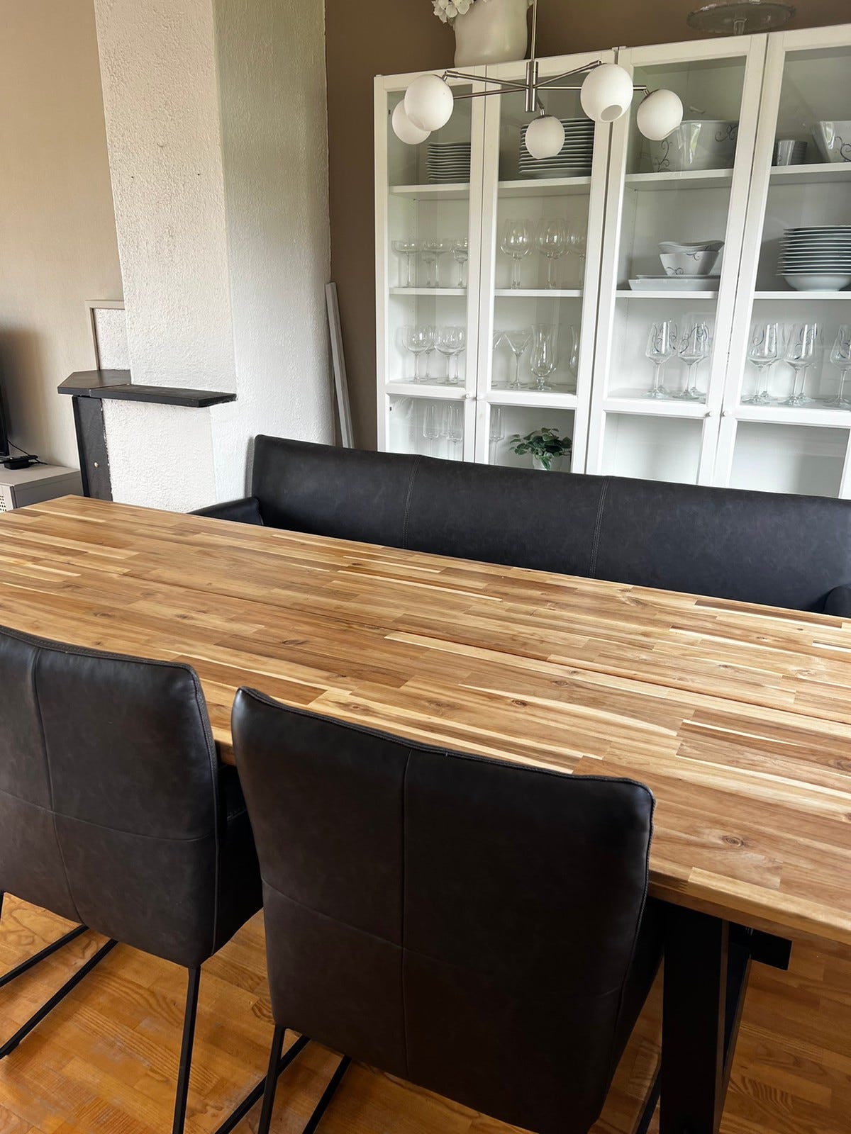 spisebord med stoler og benk | FINN torget