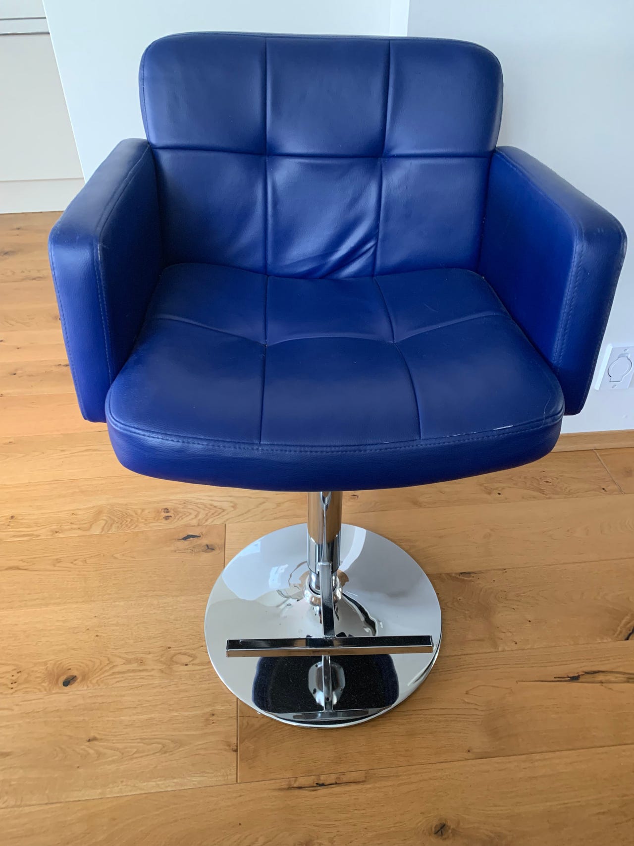 Barstoler, polstrede, med armlener, høyeregulering og sving | FINN torget