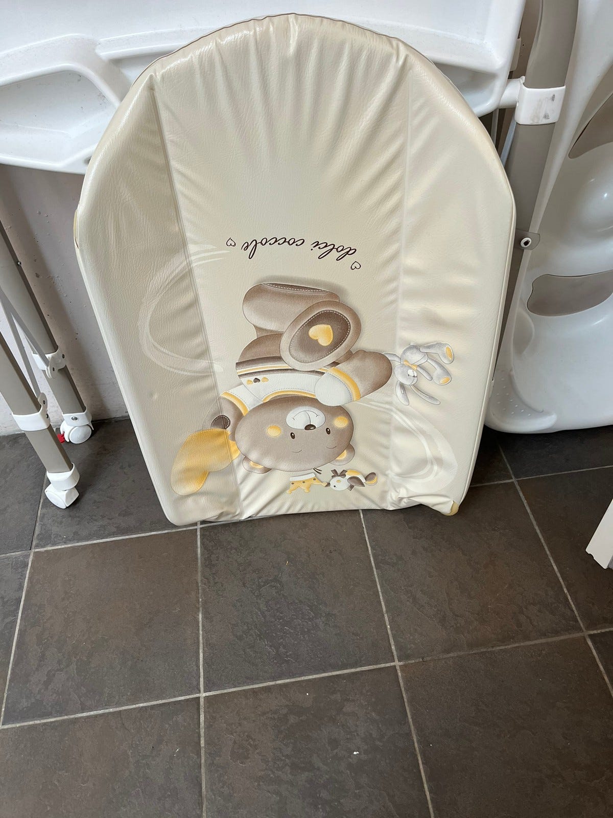 Baby balje m/stativ og stellebrett. | FINN-torget