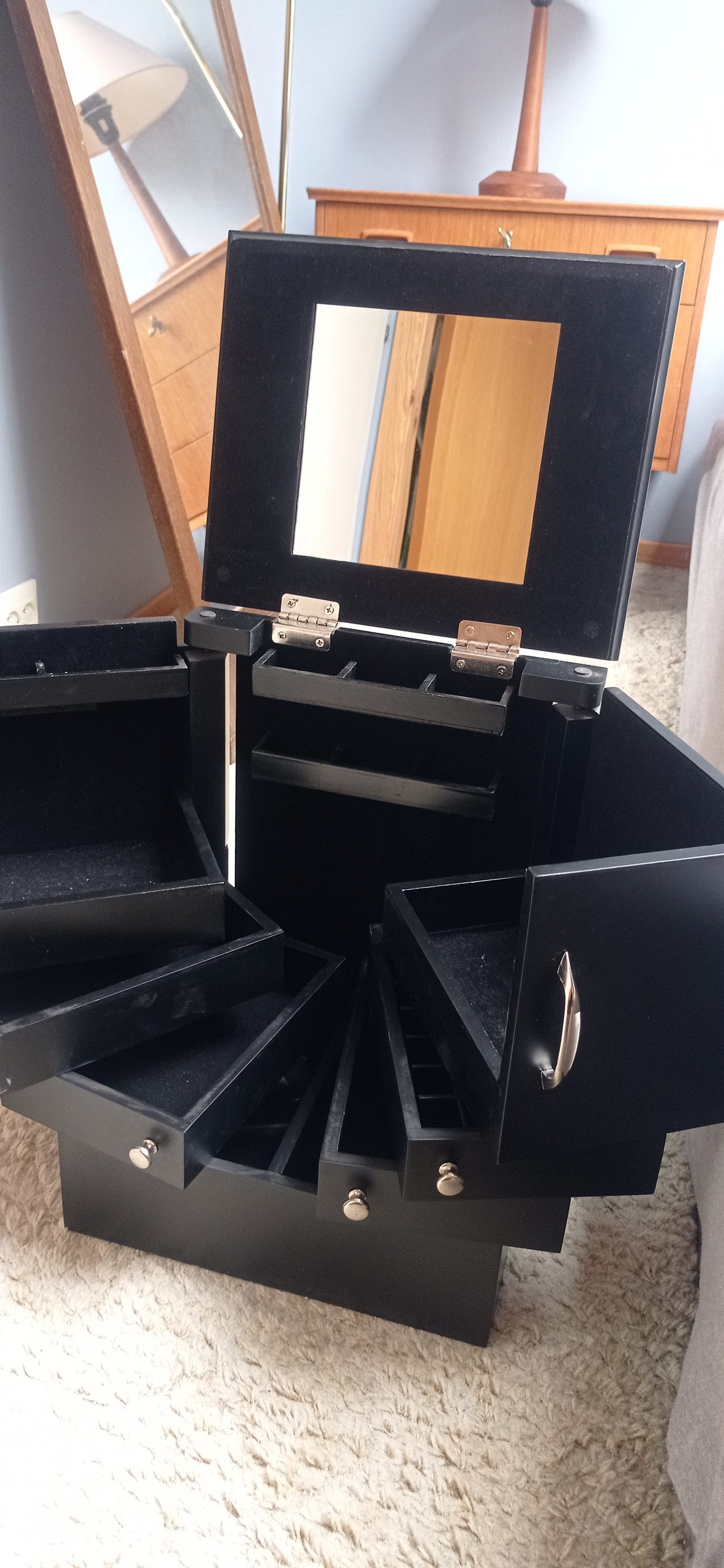 Vanity box/sminkekoffert/servantskap | FINN torget