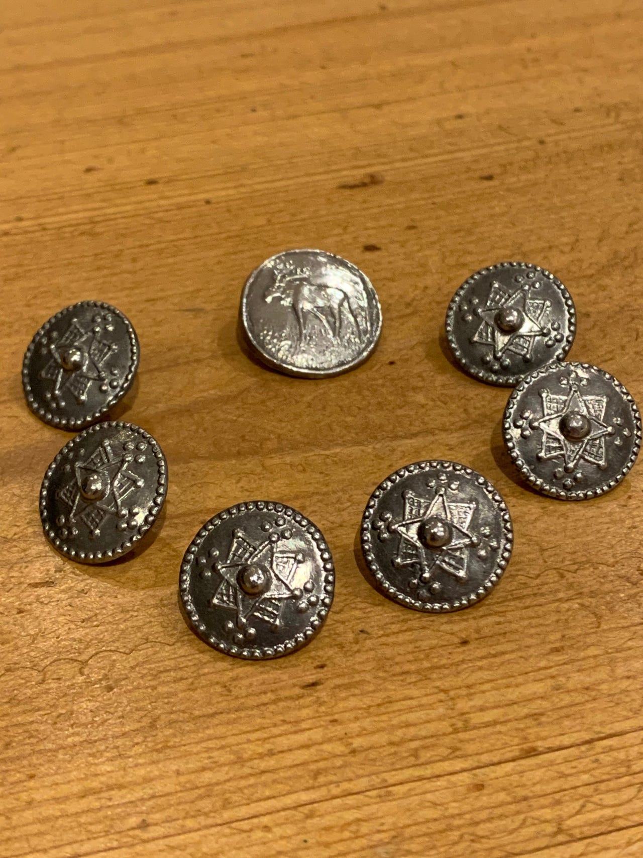 Fine gamle tinnknapper, bare den store med elgmotiv igjen. | FINN torget