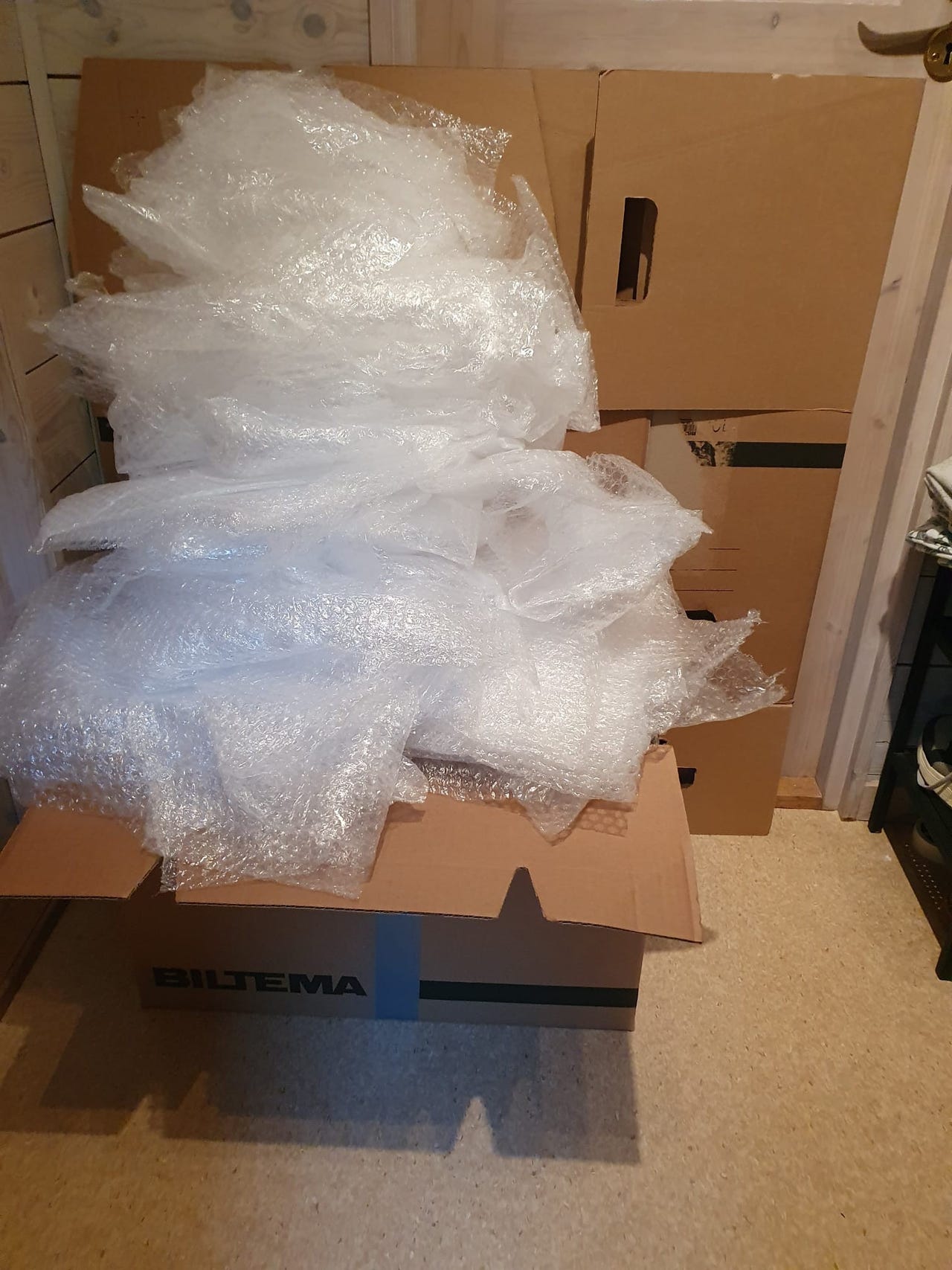 Flytteesker og bobleplast | FINN torget